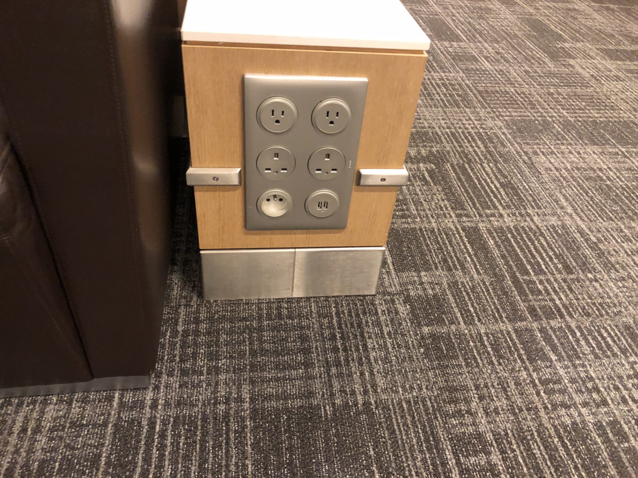 Lounge Review : パリ・シャルル・ド・ゴール空港(CDG)ターミナル2C アメリカン航空(AA)ラウンジ 「Admirals ...