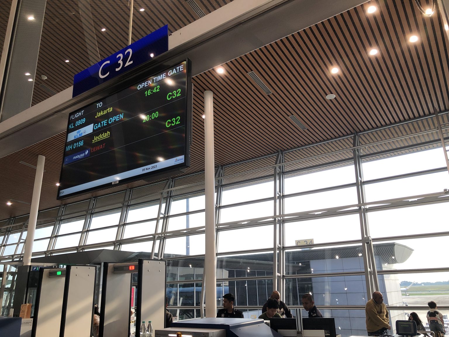 Business Class Review : KLMオランダ航空(KL) KL809 クアラルンプール(KUL) – ジャカルタ(CGK ...