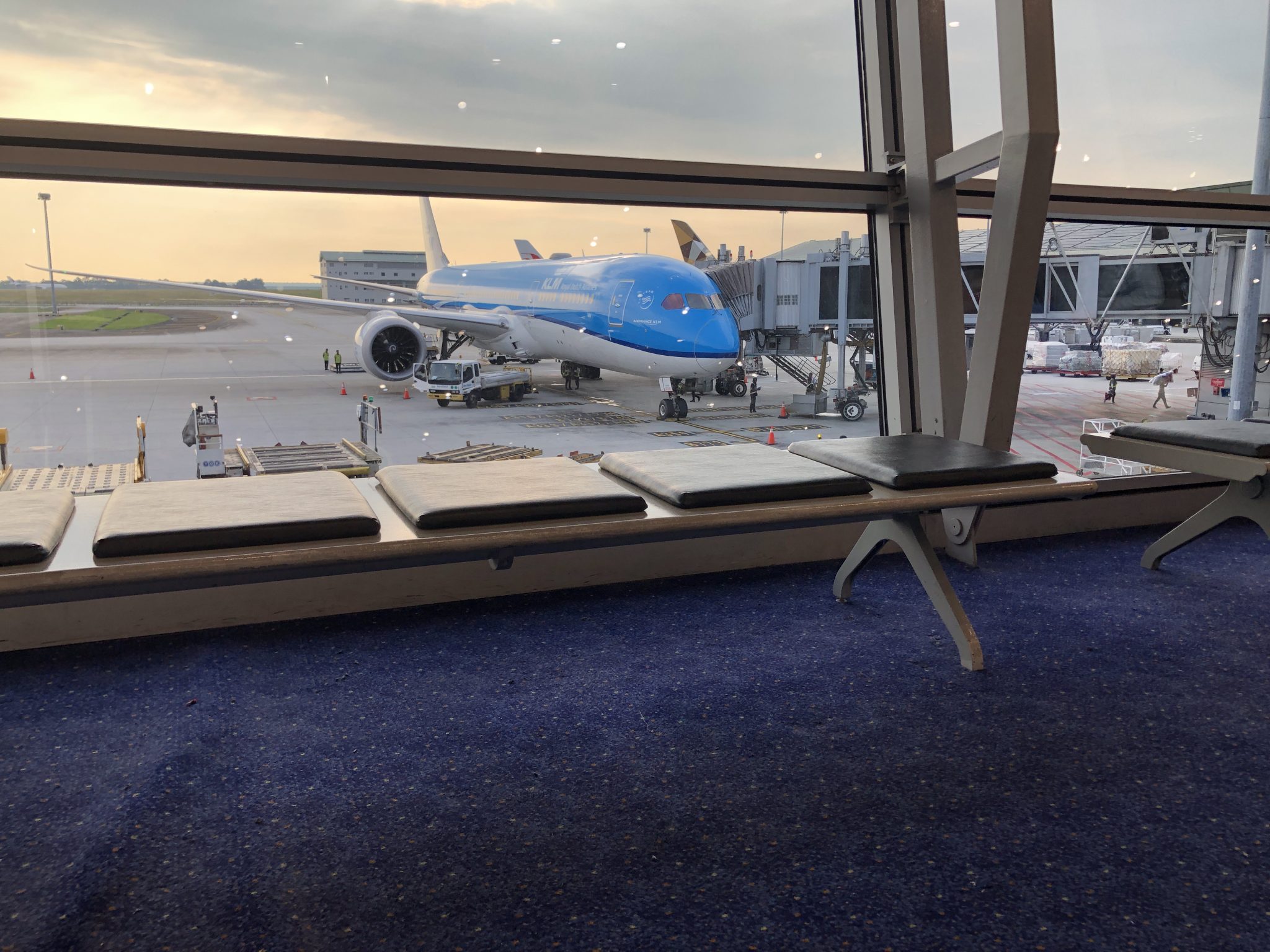 Business Class Review : KLMオランダ航空(KL) KL809 クアラルンプール(KUL) – ジャカルタ(CGK ...